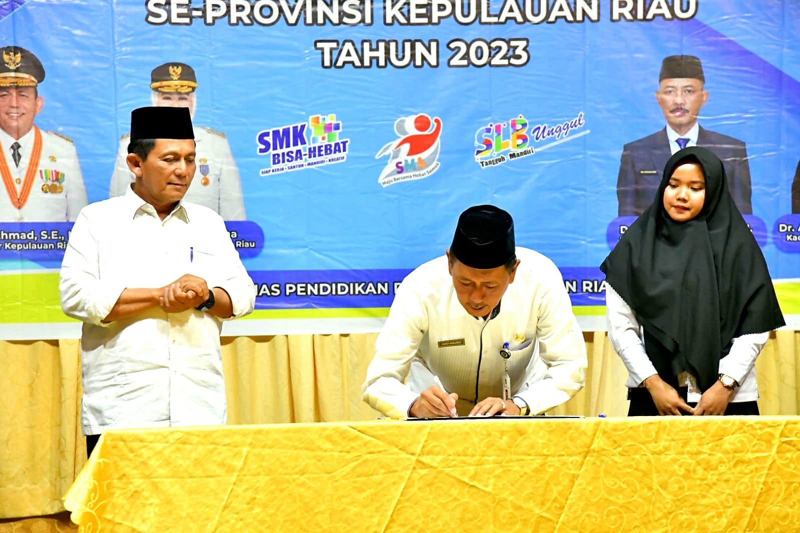 694 Guru PTK Non ASN Kota Batam Tandatangani SPK - mejaredaksi