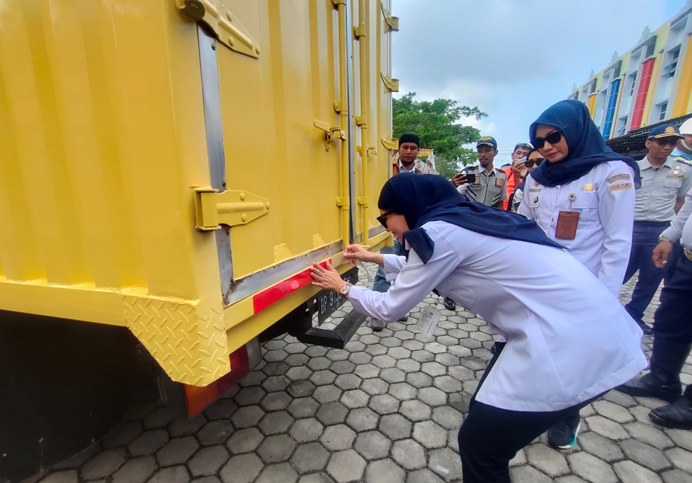 BPTD Kelas II Kepri Memasang Stiker Pemantul Cahaya untuk Tingkatkan ...